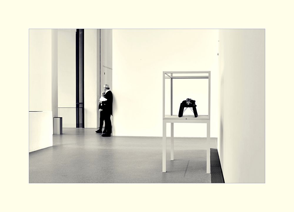 ein Schlitten in der Vitrine Foto & Bild | erwachsene menschen, kunstfotografie & kultur ...