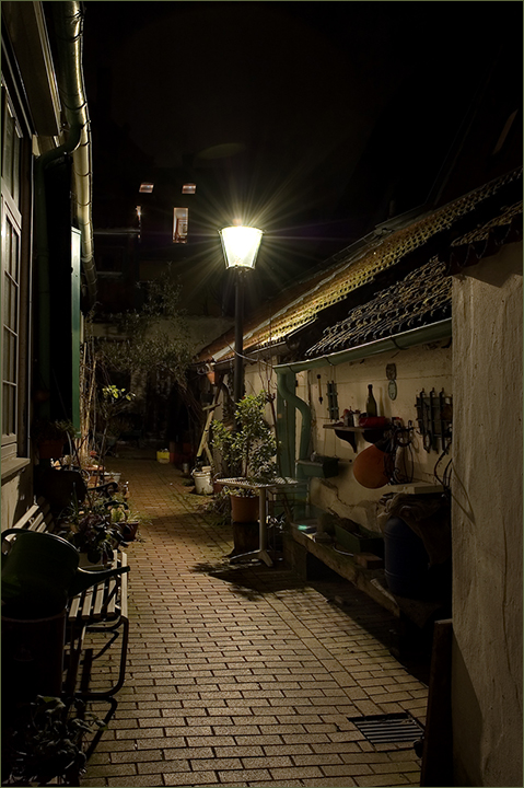 Ein schmaler Hinterhof... Foto & Bild | architektur, architektur bei ...