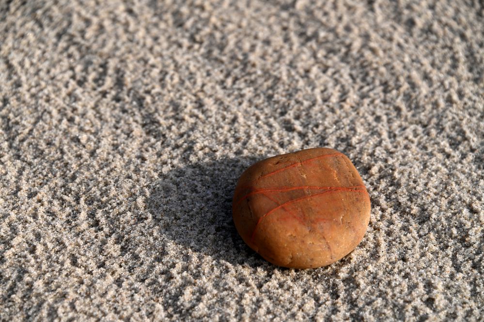 Ein Stein am Strand Foto & Bild | abstraktes, landschaft, sonstiges ...