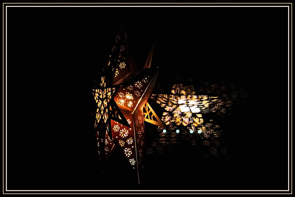 ein Stern der sich in der Fensterscheibe gespiegelt Foto & Bild | stern ...