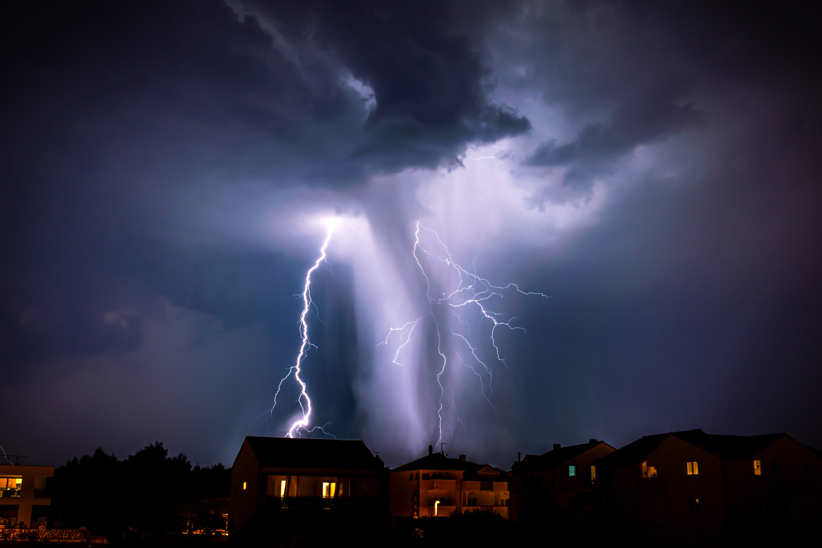 Ein Tornado von Blitzen erleuchtet Foto & Bild | europe, balkans ...