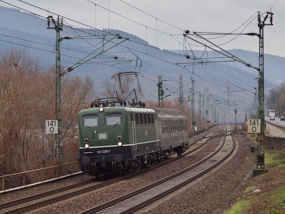 Eine 141 am Kilometer 141 ... Foto & Bild | dampf-, diesel- und e-loks ...