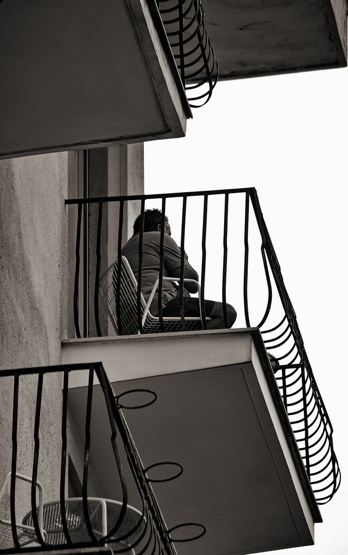 eine art isolation Foto & Bild | streetfotografie mit menschen, kommunikation; grafik; szenen ...