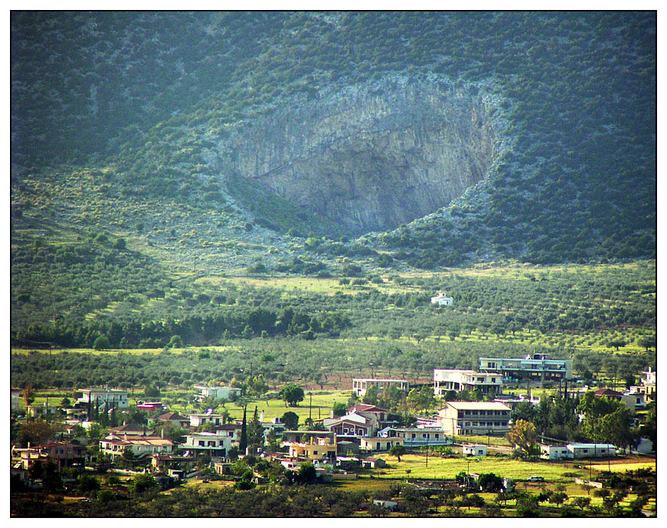 Eine Doline auf dem Peloponnes Foto & Bild | landschaft, berge, höhlen ...