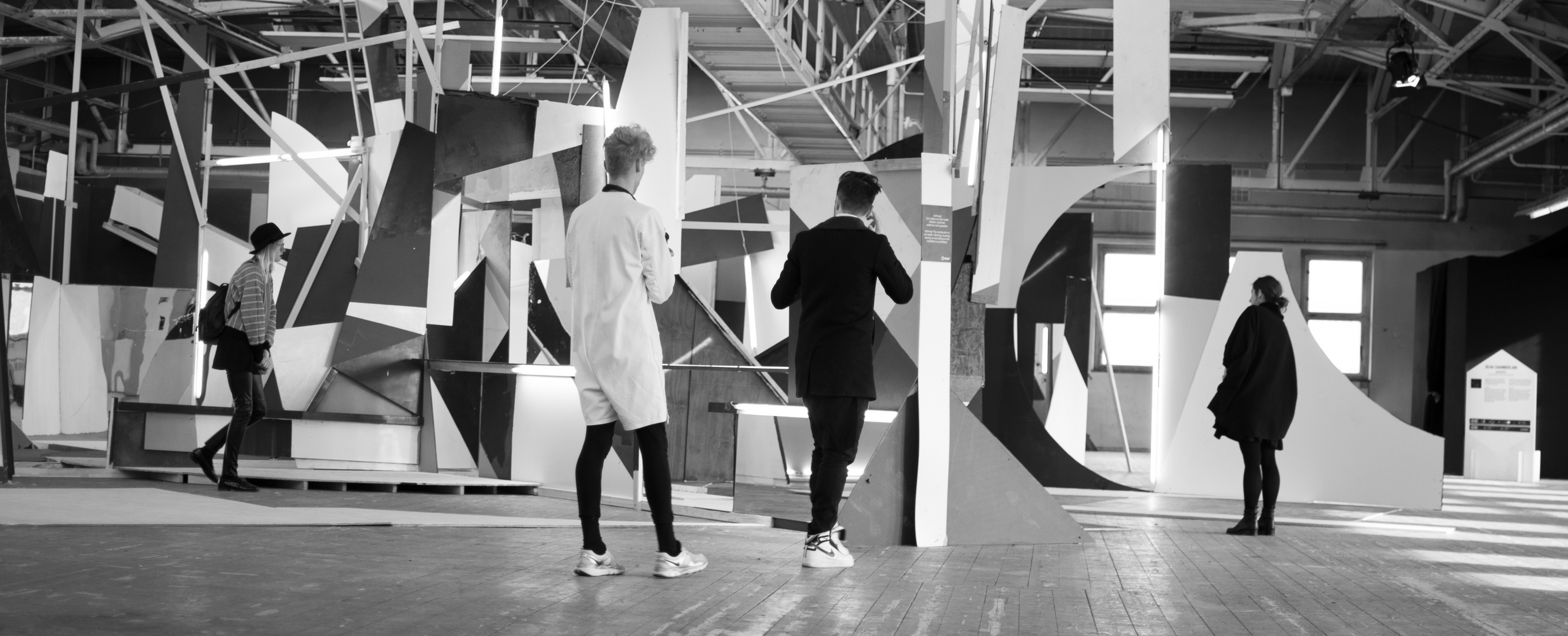 Eine Form von Annäherung Foto & Bild | fashion, mehrere personen ...