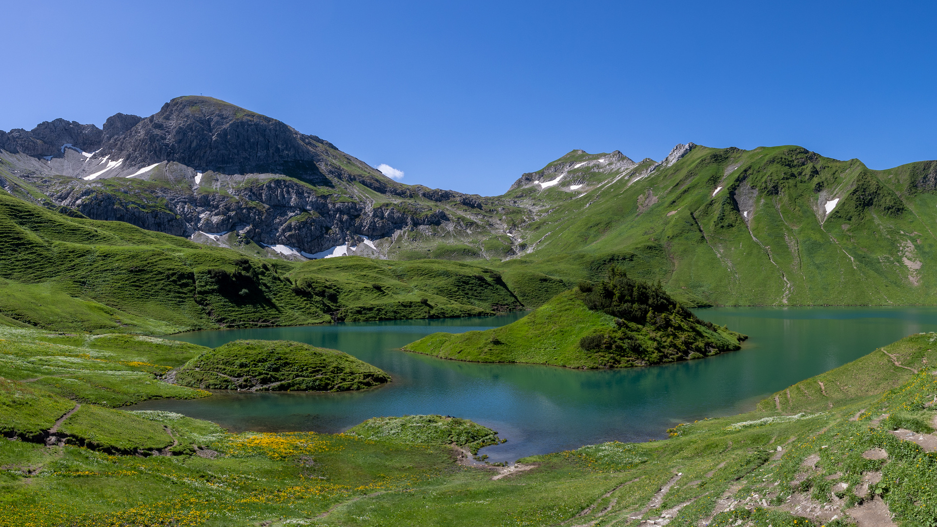 Eine Insel... in einem See... auf einem Berg Foto & Bild | world ...