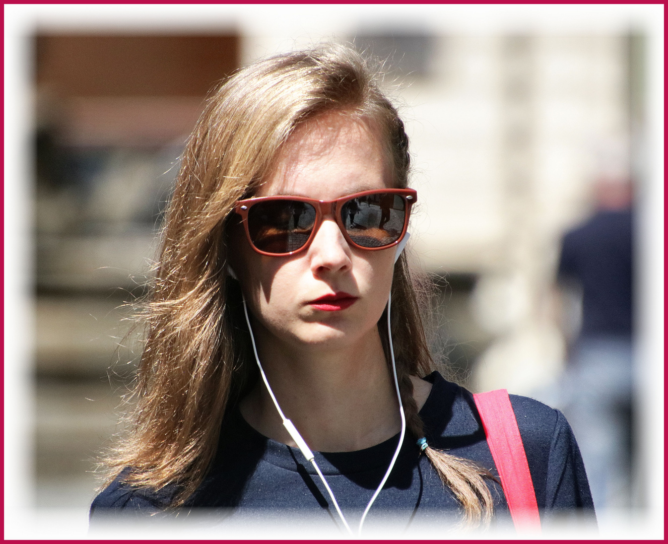 Eine junge Dame mit roten Lippen. Foto & Bild | erwachsene, portrait, streetfotografie mit ...