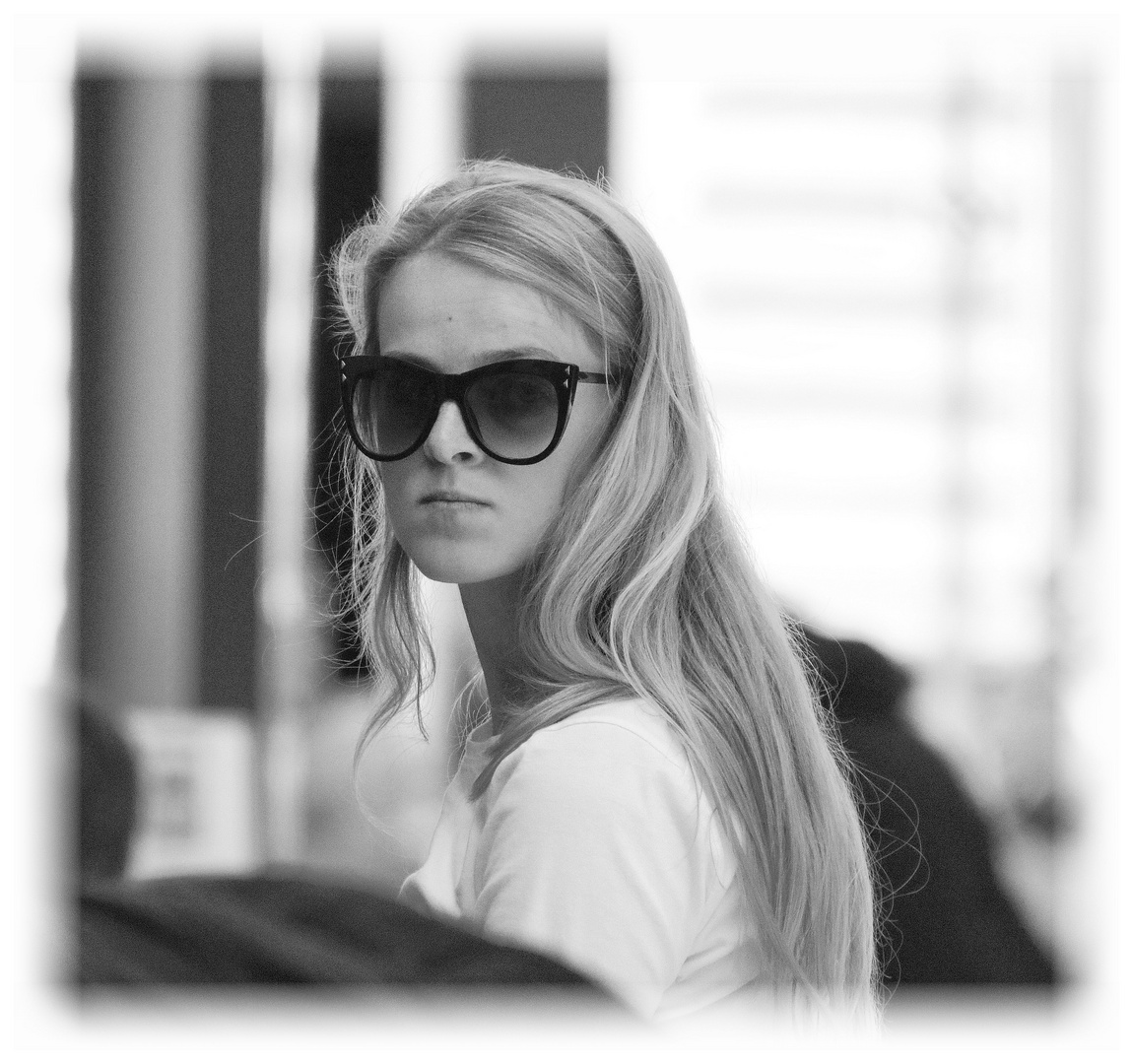 Eine junge Frau mit Brille... Foto & Bild | erwachsene menschen, portrait, streetfotografie mit ...