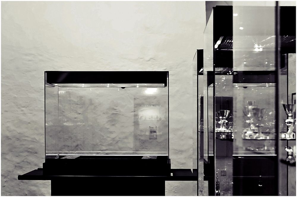 eine leere Vitrine Foto & Bild | stillleben, kunstfotografie & kultur, projekte Bilder auf ...