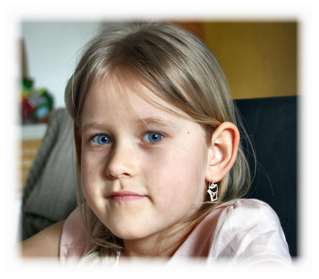Eine Mädchen. Foto & Bild | portrait, kinder, streetfotografie mit menschen Bilder auf fotocommunity