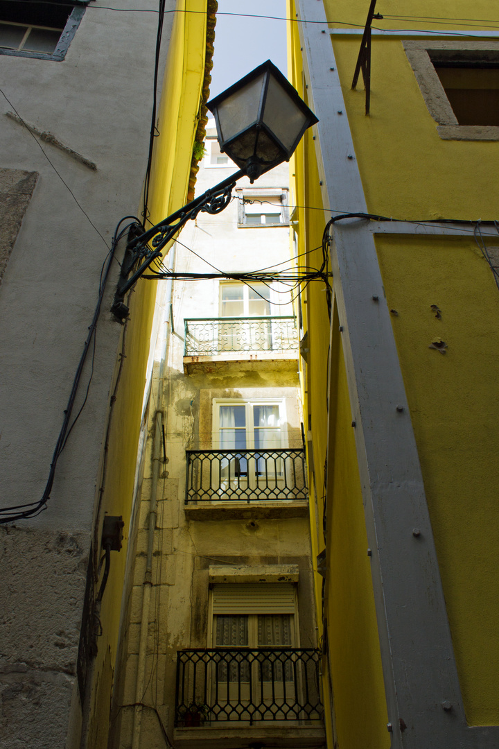 Eine sehr schmale Gasse mit der obligatorischen Laterne. Foto & Bild | europe, portugal, lisboa ...