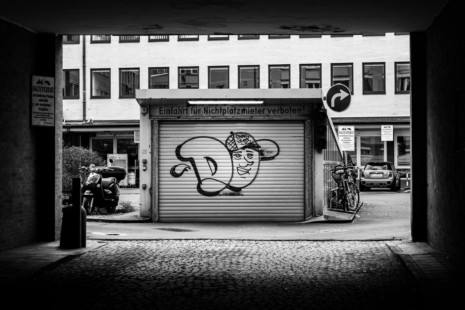 Einfahrt Foto & Bild | architektur, monochrom, bearbeitungs - techniken Bilder auf fotocommunity