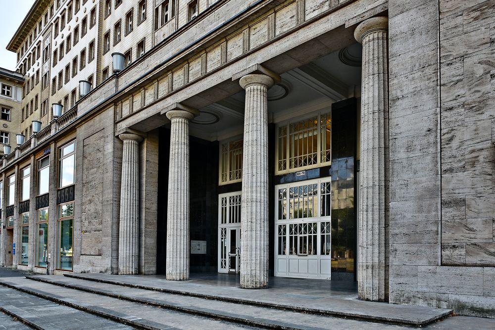 Eingang mit Säulen Foto & Bild | architektur, deutschland, europe ...