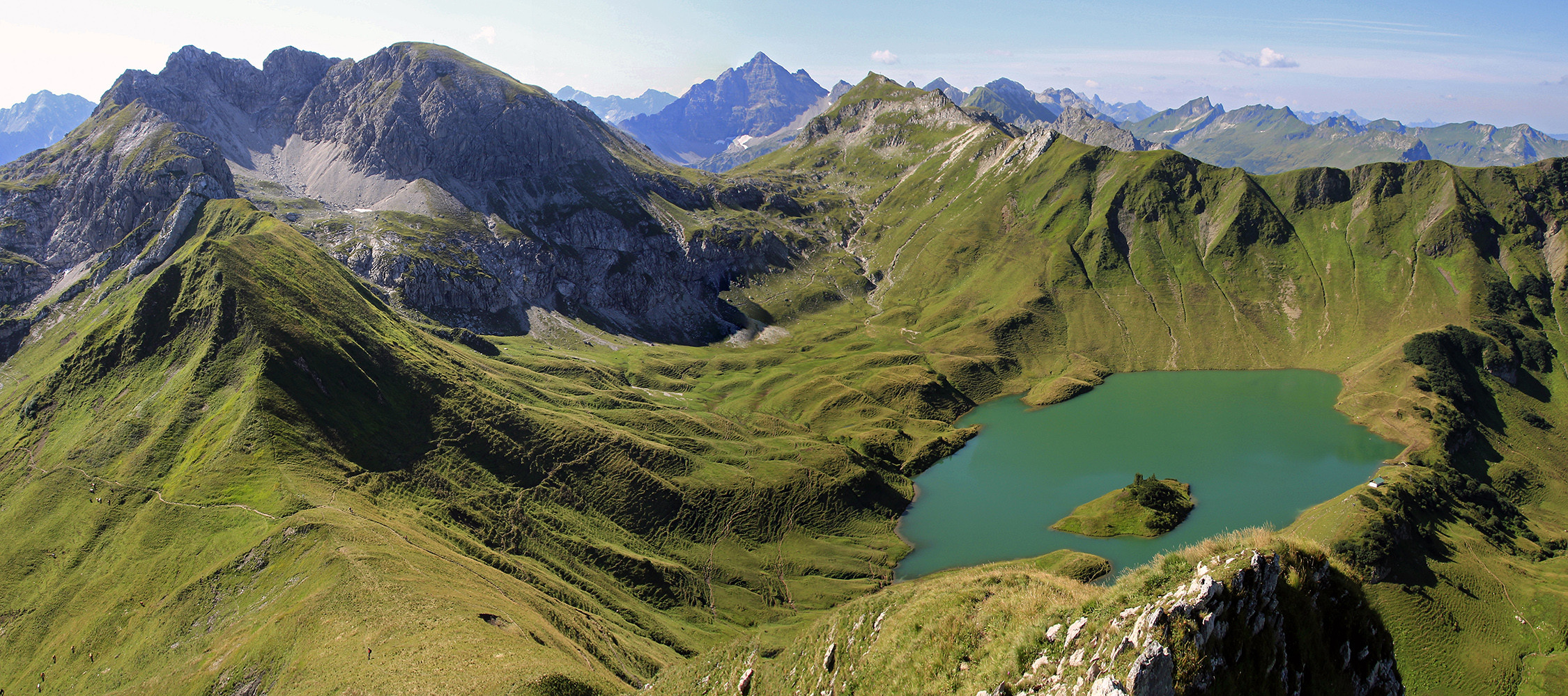 Eingebettet zwischen Fels- und steilen Grasflanken! Foto & Bild ...