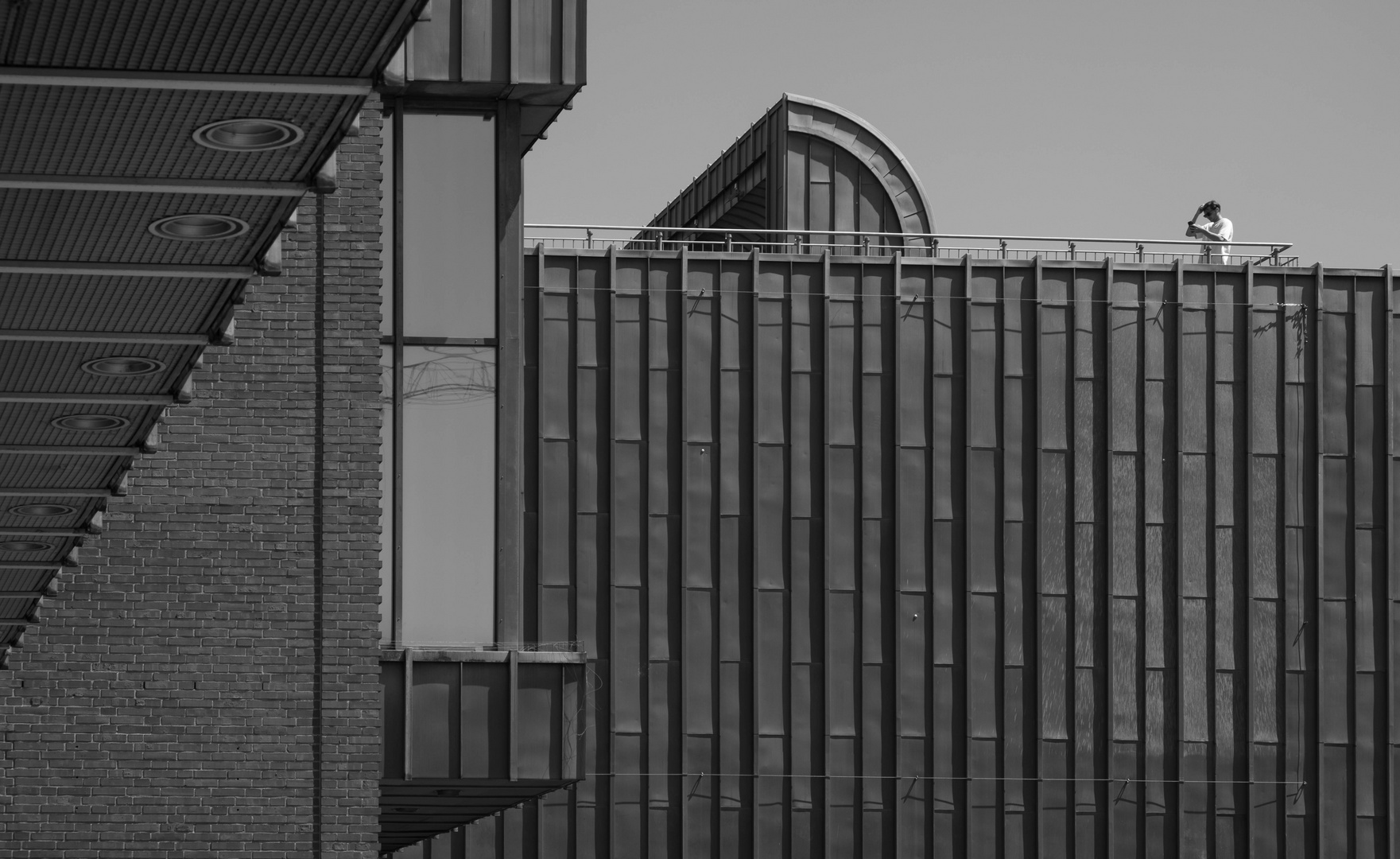 Einsamer Handyfotograf Foto & Bild | streetfotografie mit menschen, monochrom, bearbeitungs ...