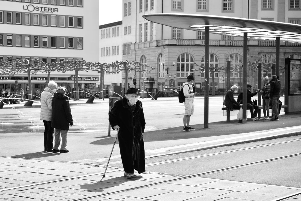 Einsamer Weg Foto & Bild | erwachsene menschen, streetfotografie mit menschen, menschen im alter ...