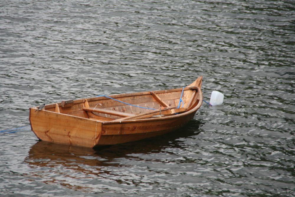 Einsames Ruderboot Foto & Bild | natur, see, landschaft Bilder auf ...