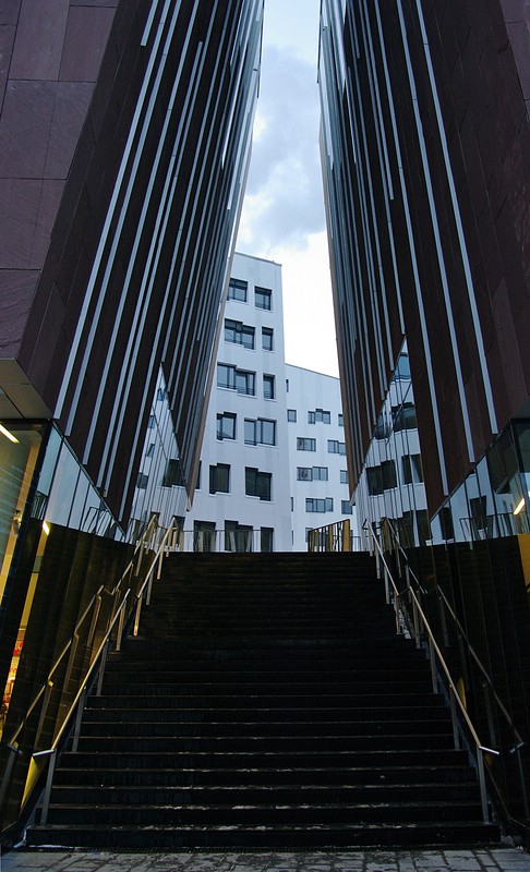 (Ein)Stüzende Neubauten Foto & Bild | architektur, motive ...