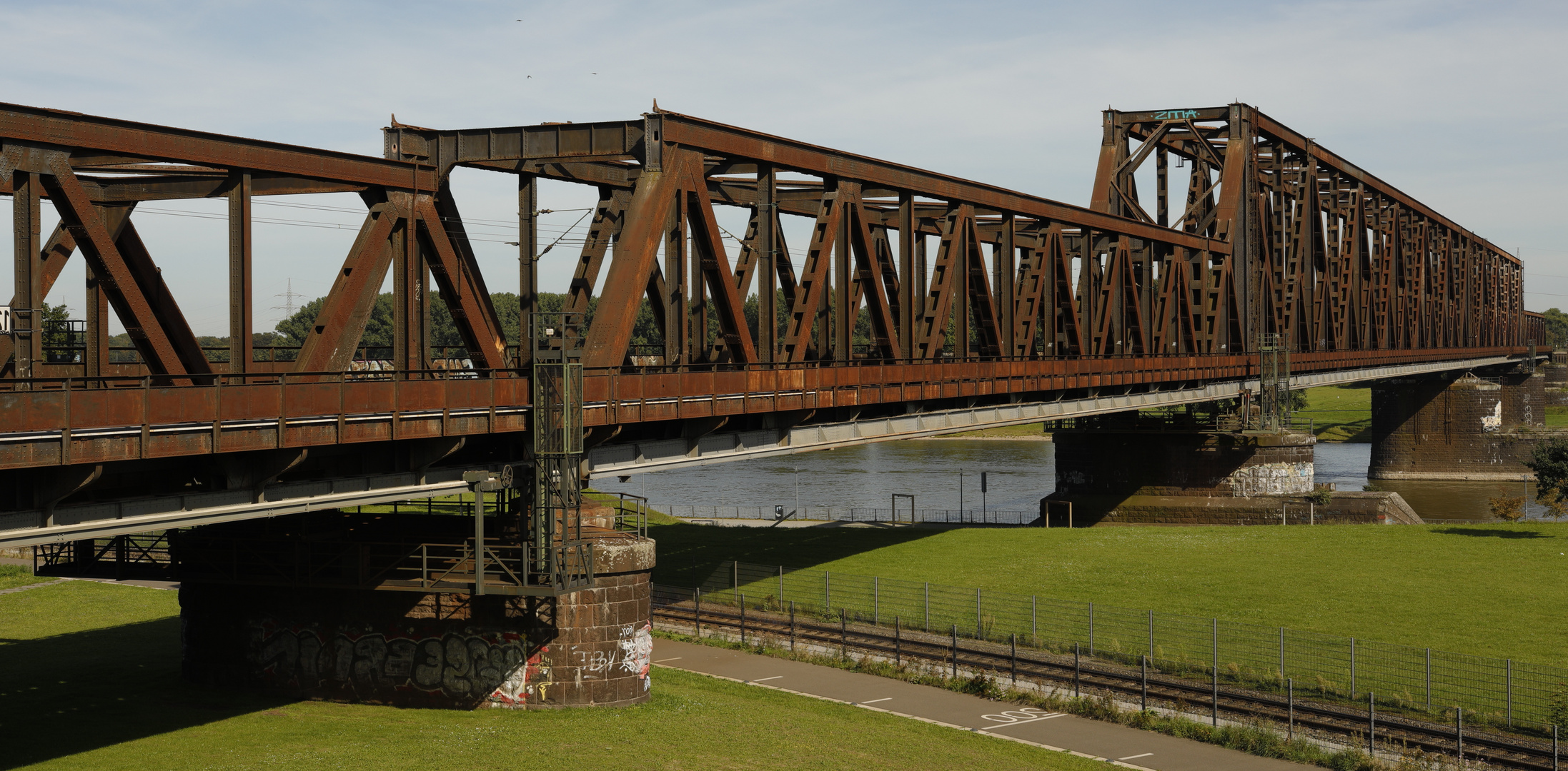 Eisenbahnbrücke - Duisburg - Hochfeld Foto & Bild | outdoor, brücke ...