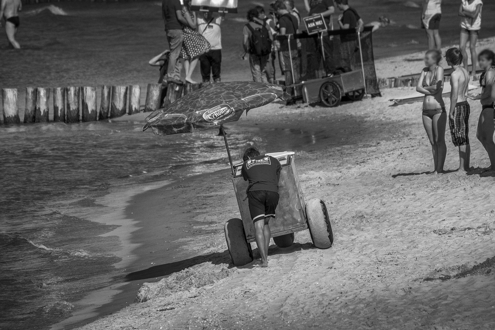 Eisverkäufer am Strand Foto & Bild | monochrom, bearbeitungs - techniken, art Bilder auf ...