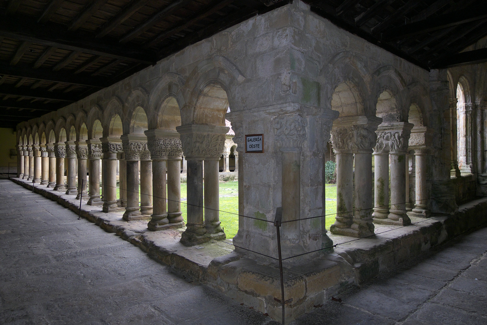 El Claustro Románico Imagen & Foto | arquitectura, románico, santillana ...