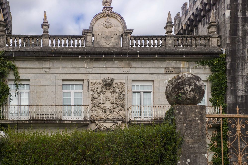 EL ESCUDO DEL PAZO DEL GENERAL TELLA Imagen & Foto | europe, spain ...