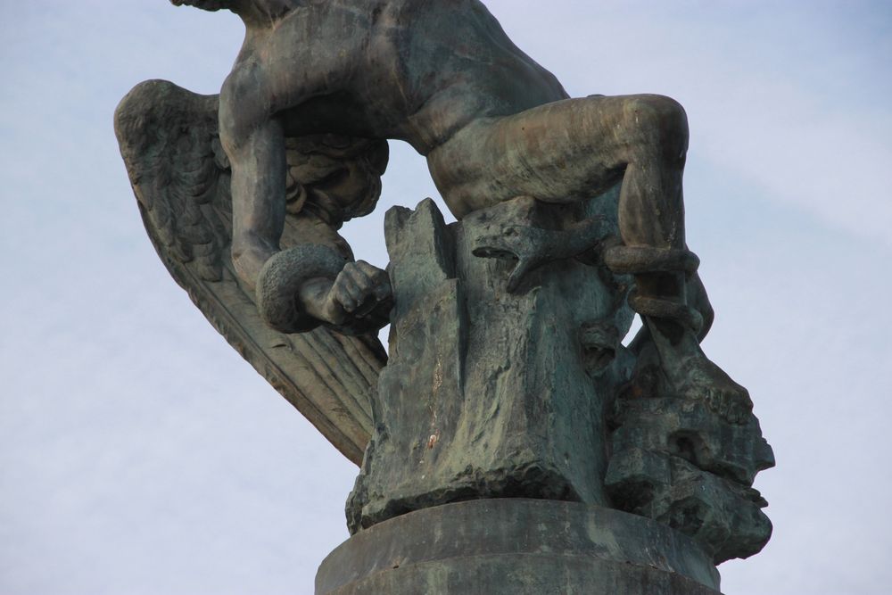 El Ángel Caído. Fallen Angel. Jardines del Buen Retiro. 2 Imagen & Foto ...