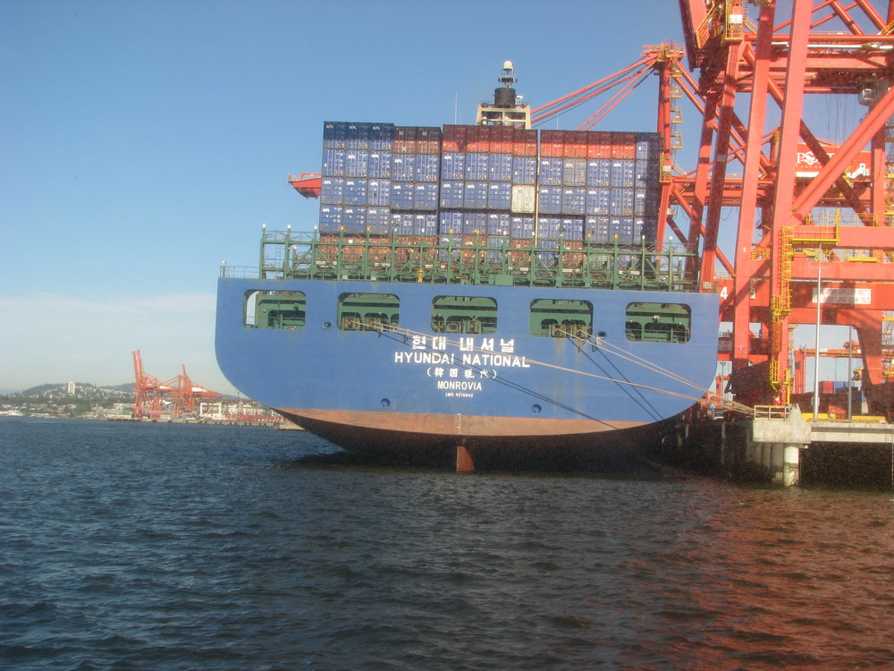 El portacontenedor más grande del mundo recién llegado al puerto Imagen ...