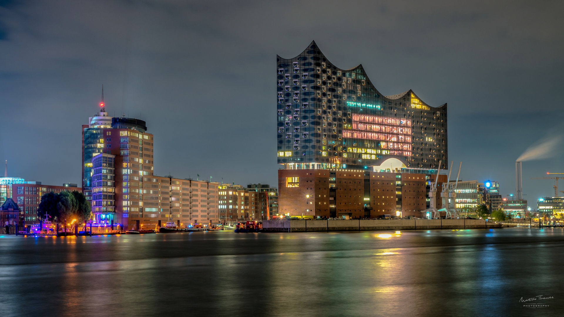 Elbphilharmonie im Abendlicht Foto & Bild | hamburg, nacht, hafen ...