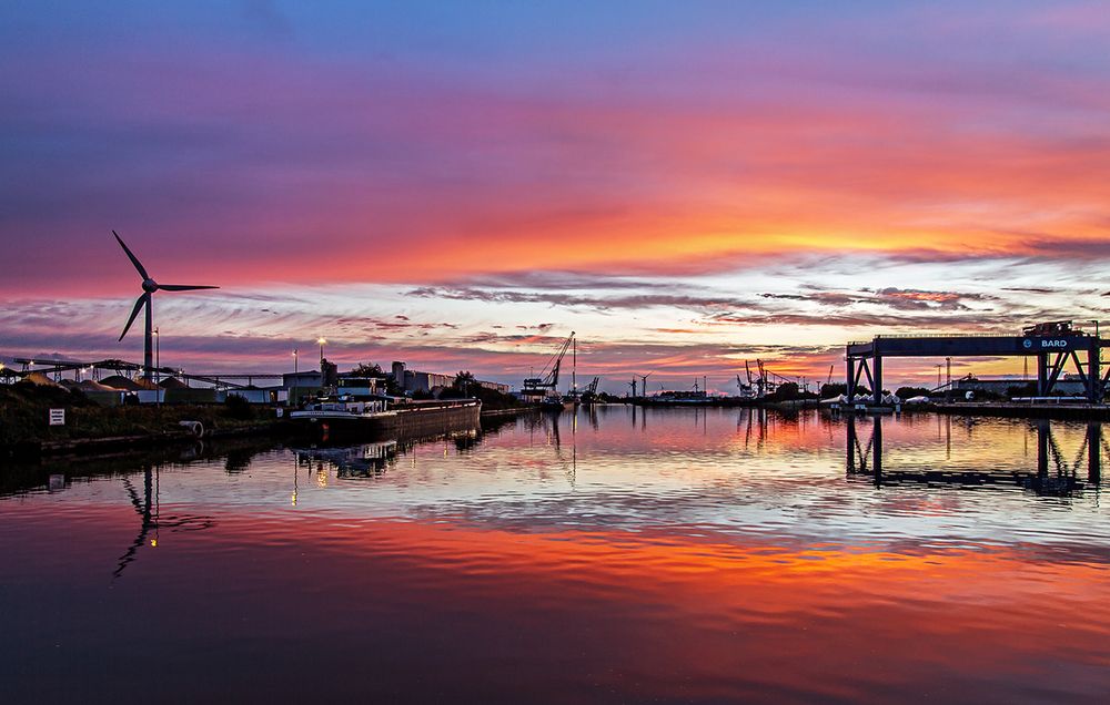 Emder Hafen Foto & Bild | landschaft, ostfriesland, lichtstimmung ...
