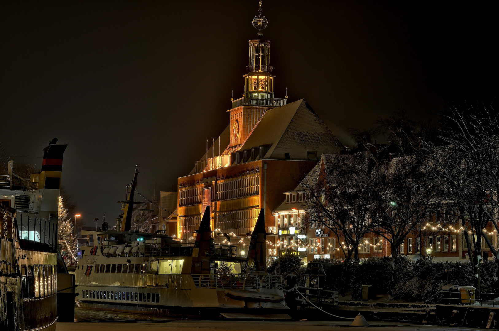Emder Rathaus Foto & Bild | architektur, architektur bei nacht, gebäude ...