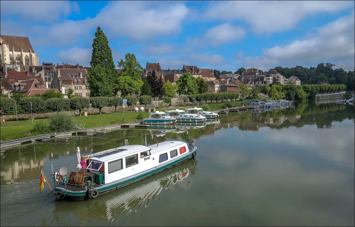 En balade sur le port fluvial de Dole photo et image | nature, nuages ...