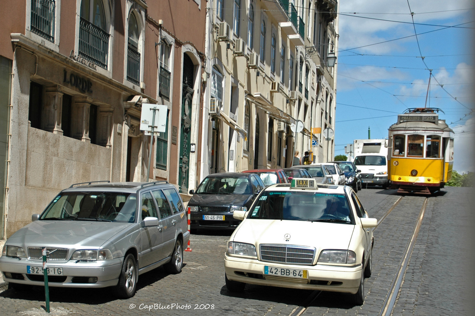 Enge Gassen mit viel Verkehr Autos,Strassenbahn etc. Foto & Bild | europe, portugal, lisboa e ...
