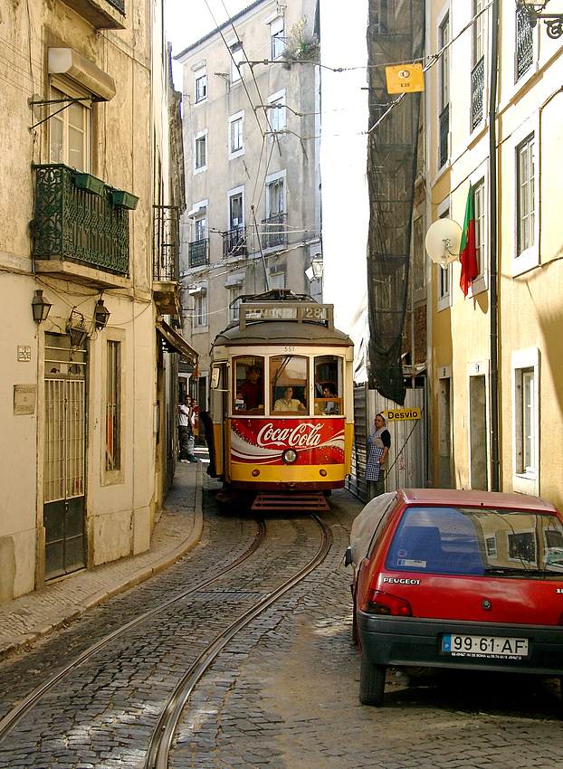 Engpass in Alfama Foto & Bild | europe, portugal, lisboa e vale do tejo-lissabon Bilder auf ...