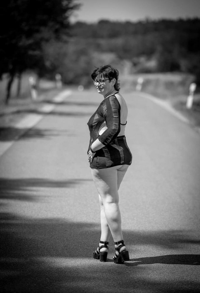 Entlang der Straße Foto & Bild | erwachsene menschen, streetfotografie mit menschen, menschen in ...