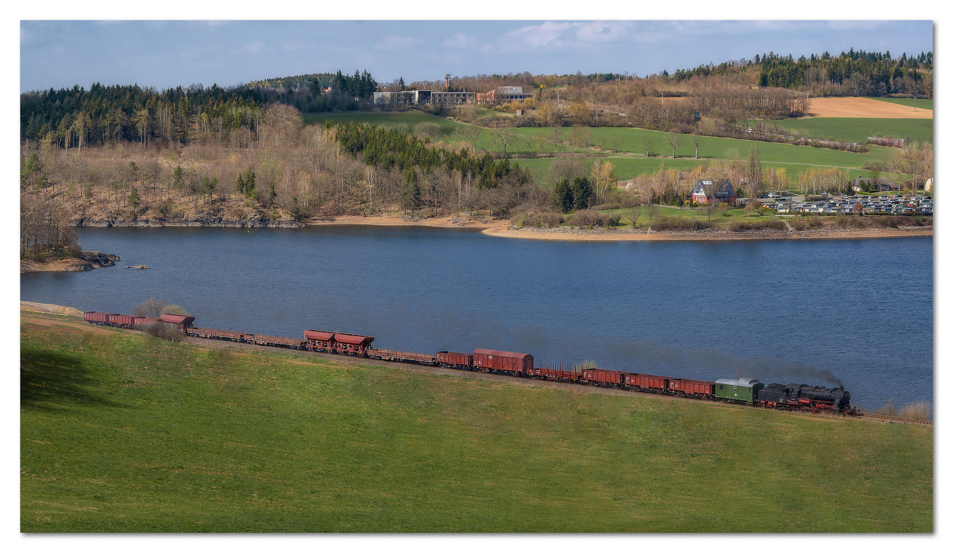 Entlang der Talsperre Pirk im Vogtland Foto & Bild | eisenbahn, rasen ...