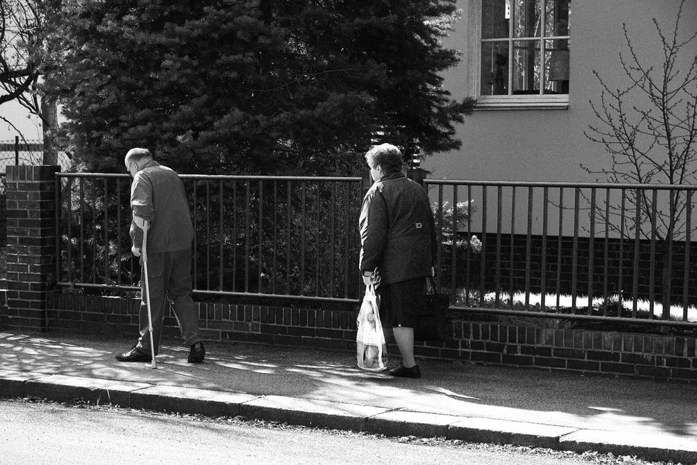 Er die Krücken... Foto & Bild | erwachsene menschen, menschen im alter ...