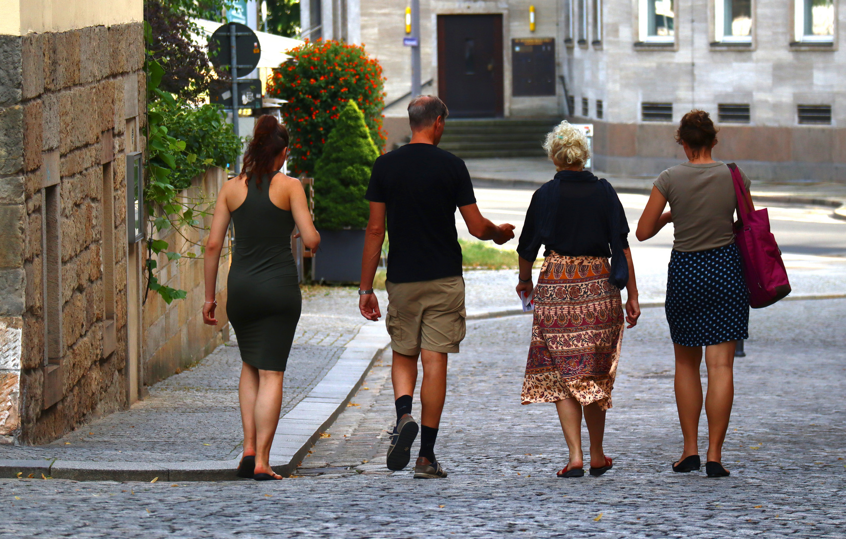 - Er hat die Hosen an - Foto & Bild | streetfotografie mit menschen, kommunikation; grafik ...