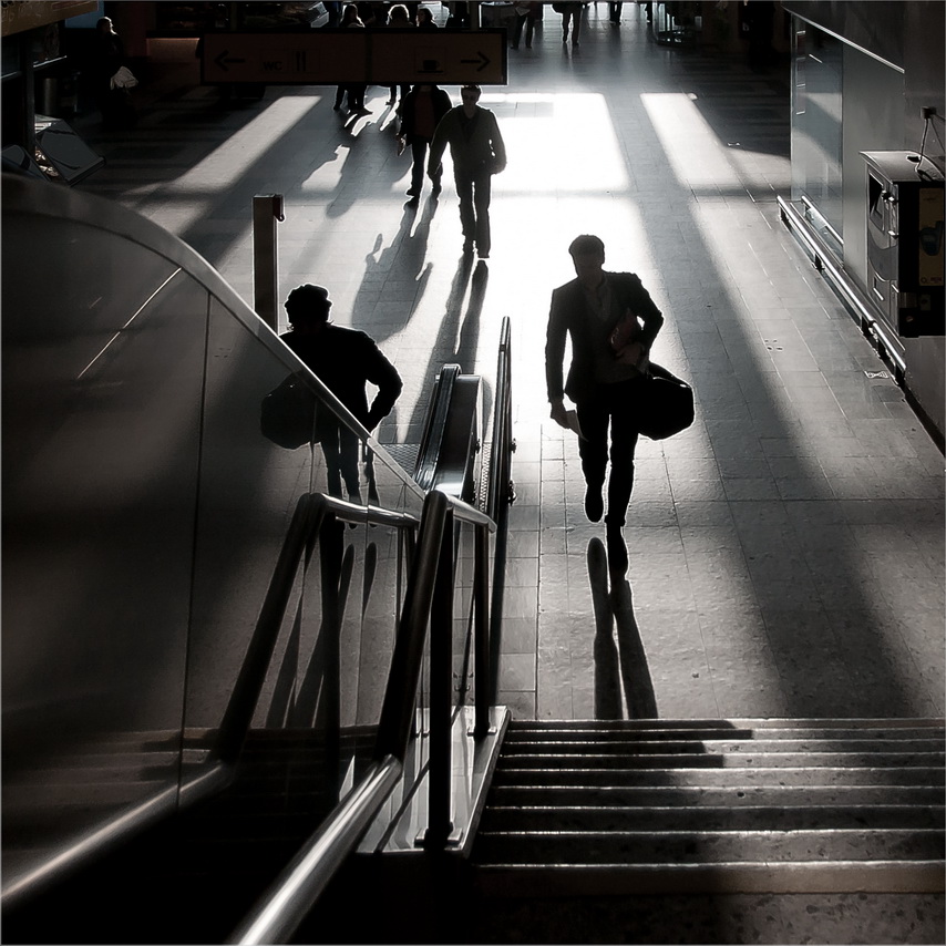 Er Kommt.. Foto & Bild | streetfotografie mit menschen, kommunikation; grafik; szenen;, bahn ...