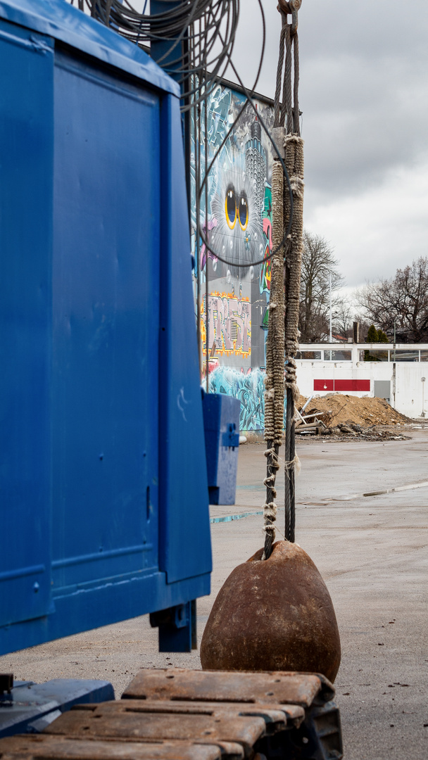 Er sieht das Unheil kommen Foto & Bild | lost places, bagger, halle ...