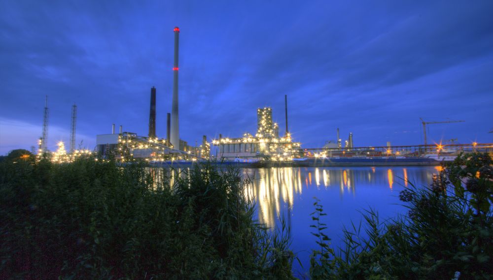 Erdöl-Raffinerie Lingen (EMS) Foto & Bild | architektur, architektur ...