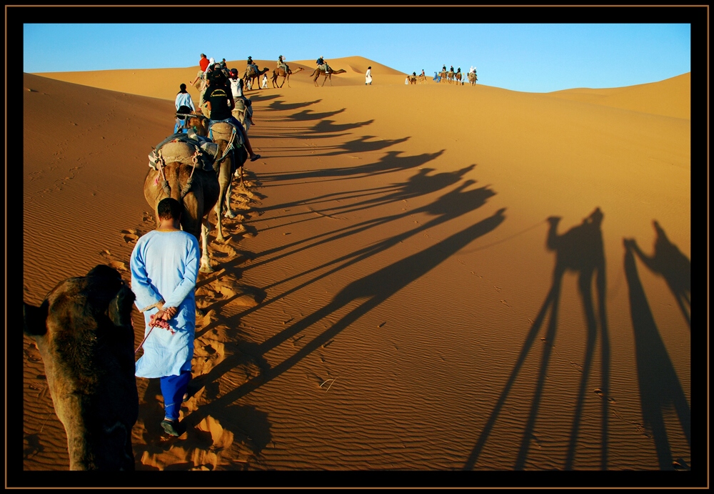 Erg Chebbi – Tiefe Sonne, lange Schatten Foto & Bild | africa, morocco, north africa Bilder auf ...