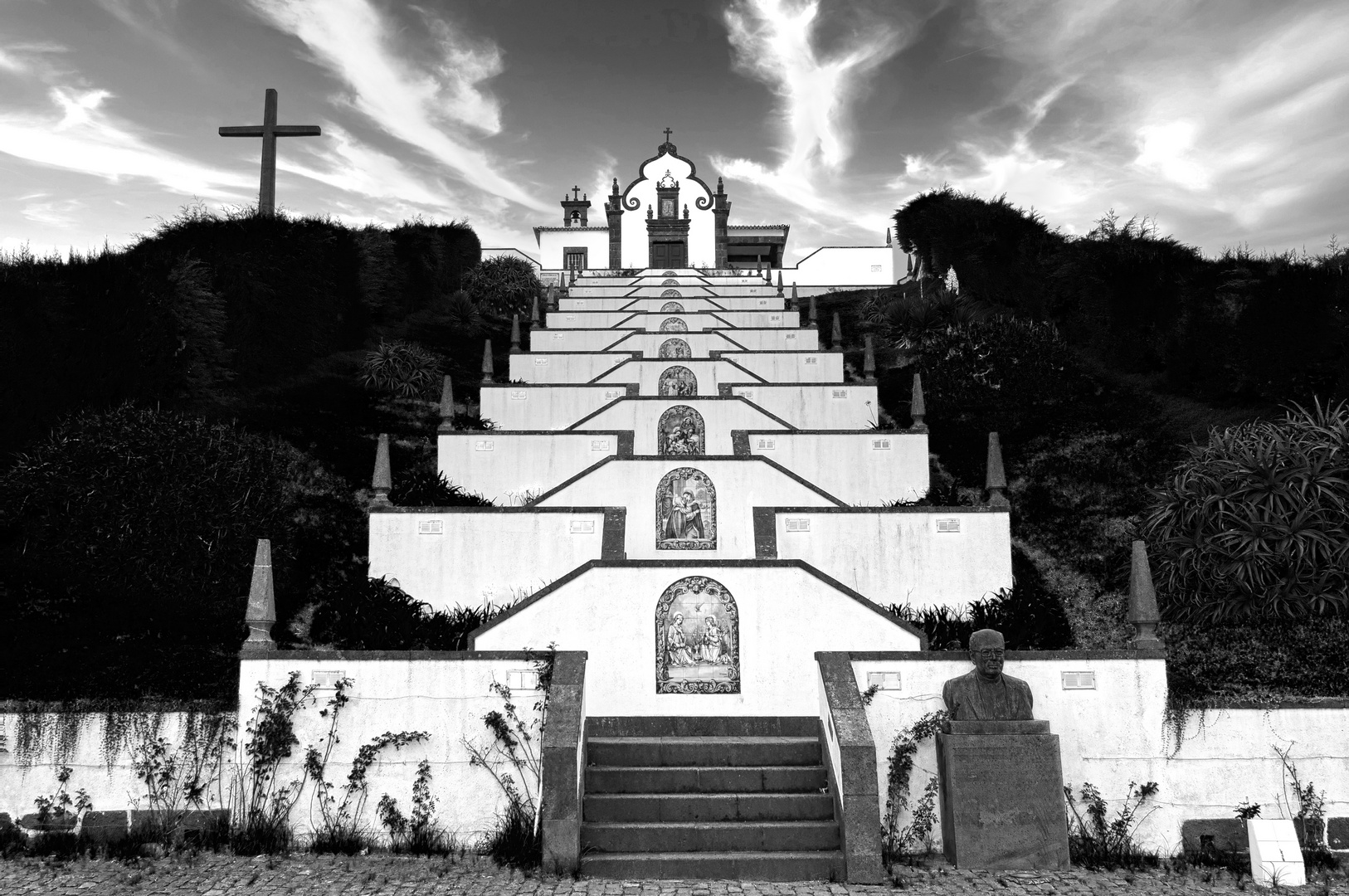 ERMIDA DE NOSSA SENHORA DA PAZ Foto & Bild | kapelle, monochrom ...