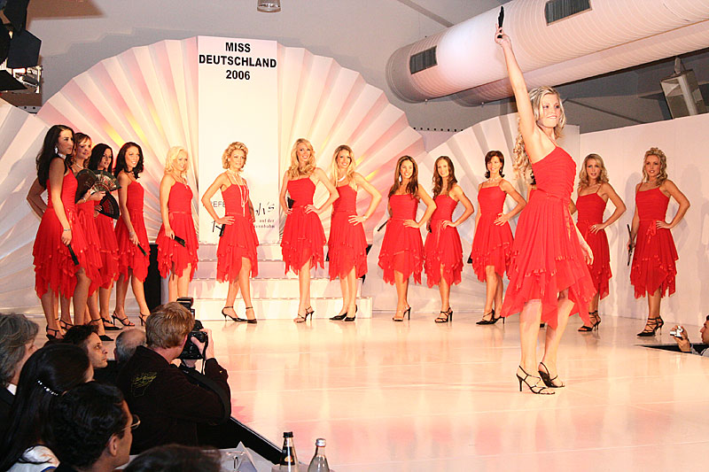 erste Vorstellungsrunde Foto & Bild | portrait, portrait frauen, indoor ...