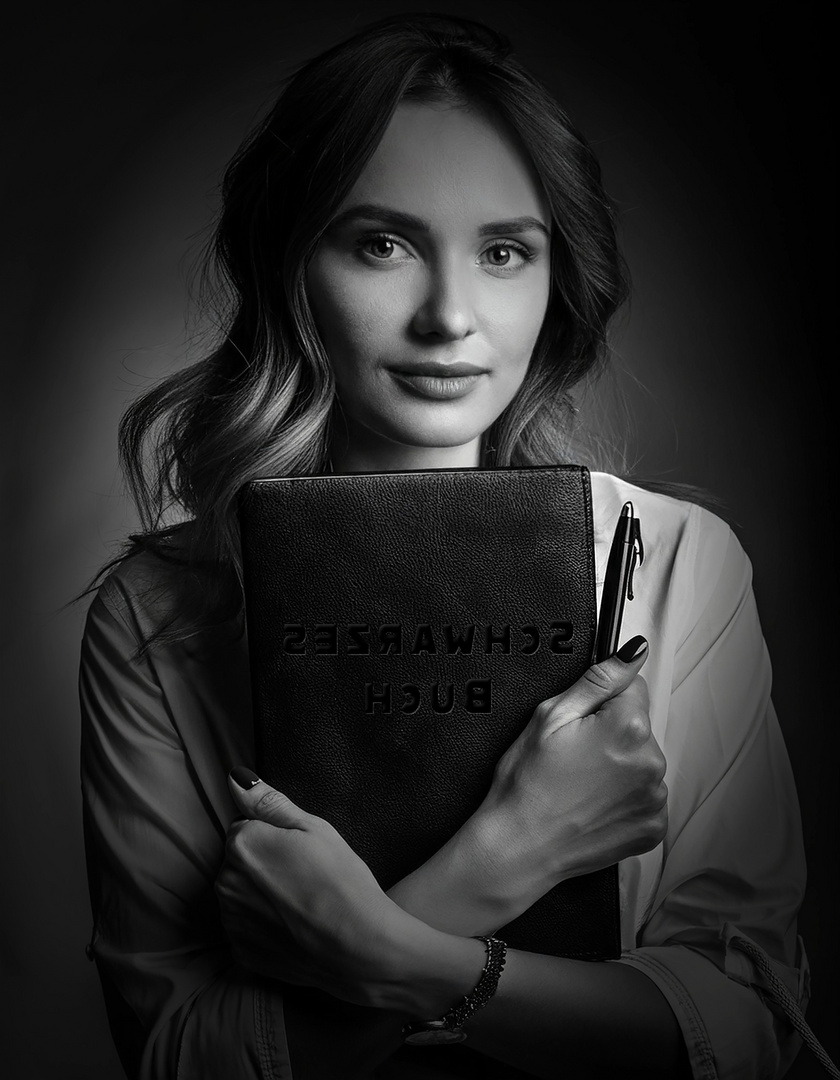 Es ist alles im schwarzen Buch notiert Foto & Bild | ki - menschen, ki - portraits, ki - stories ...