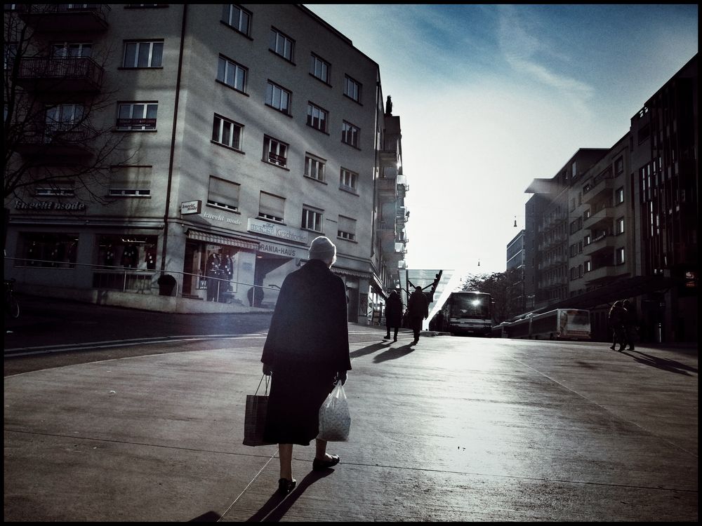 es ist kalt und man möchte heim Foto & Bild | streetfotografie mit menschen, kommunikation ...