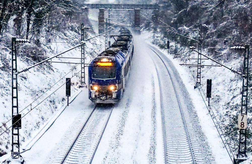 Es schneit im Einschnitt Foto & Bild | münchen, winter, schnee Bilder ...