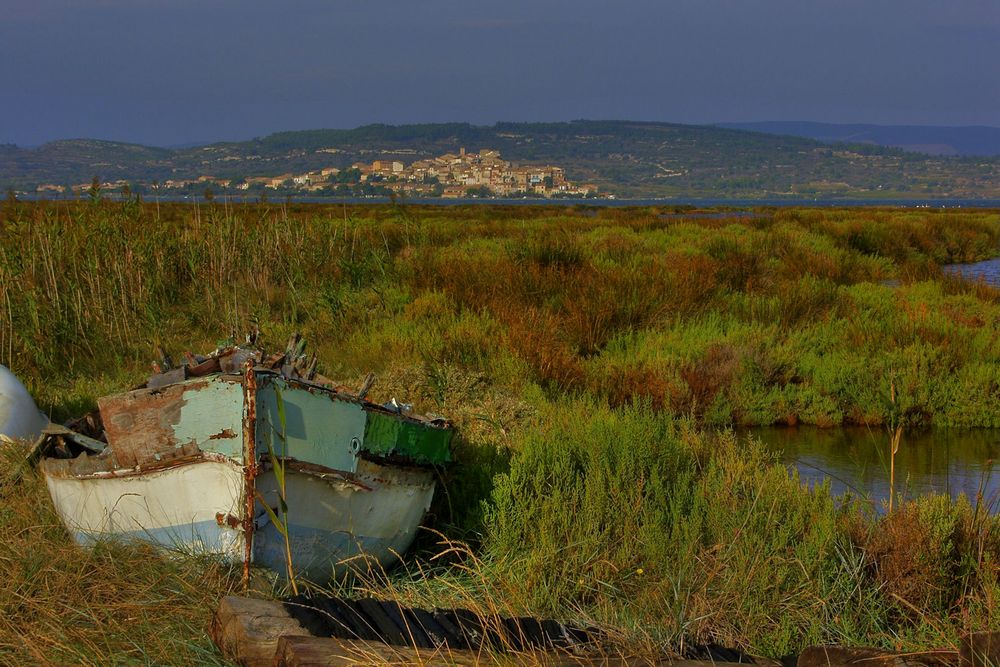 étang de Bages et Bages au fond photo et image | divers, animations ...