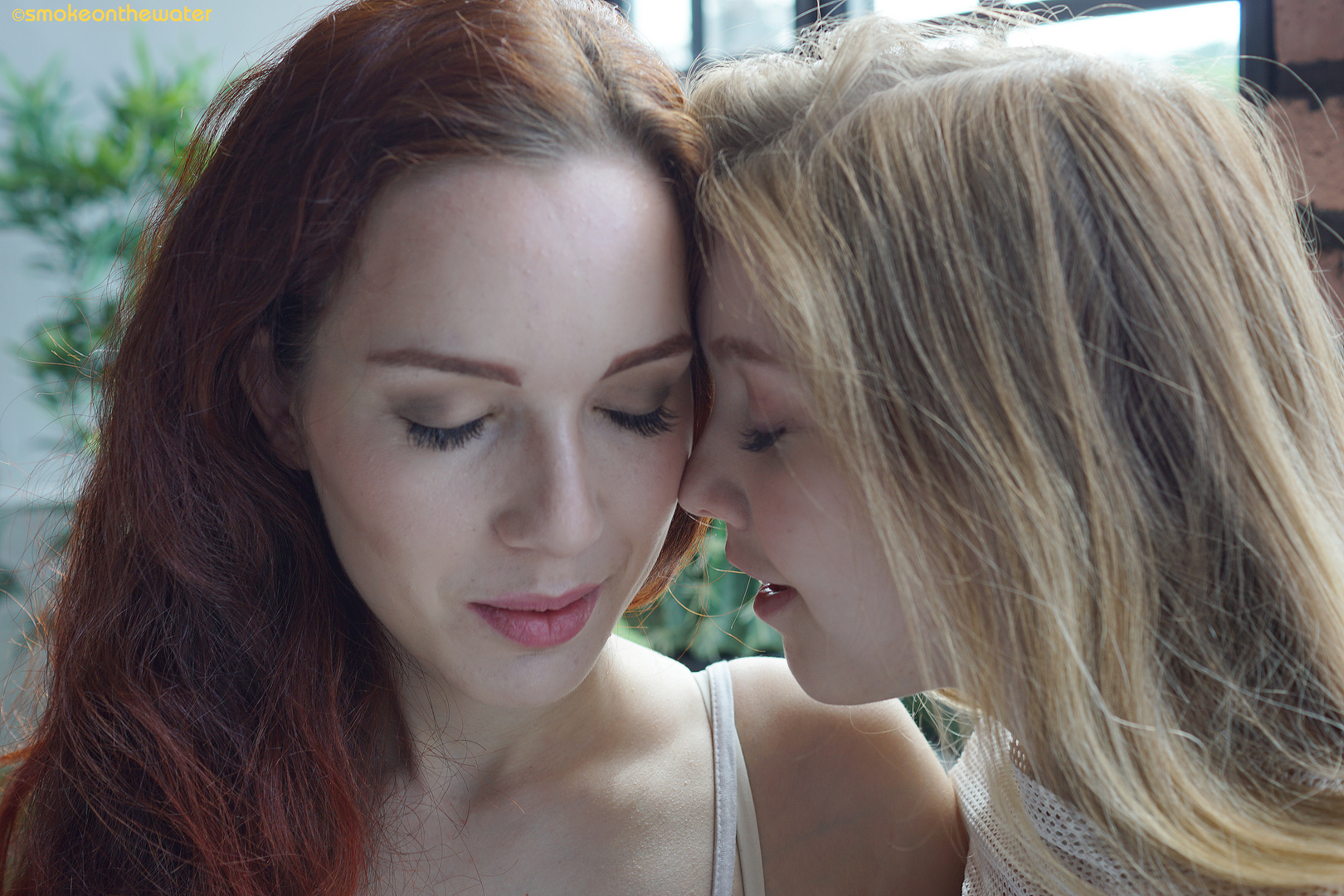 Eva & Emily am Fenster Foto & Bild | portrait, fashion, portrait frauen ...