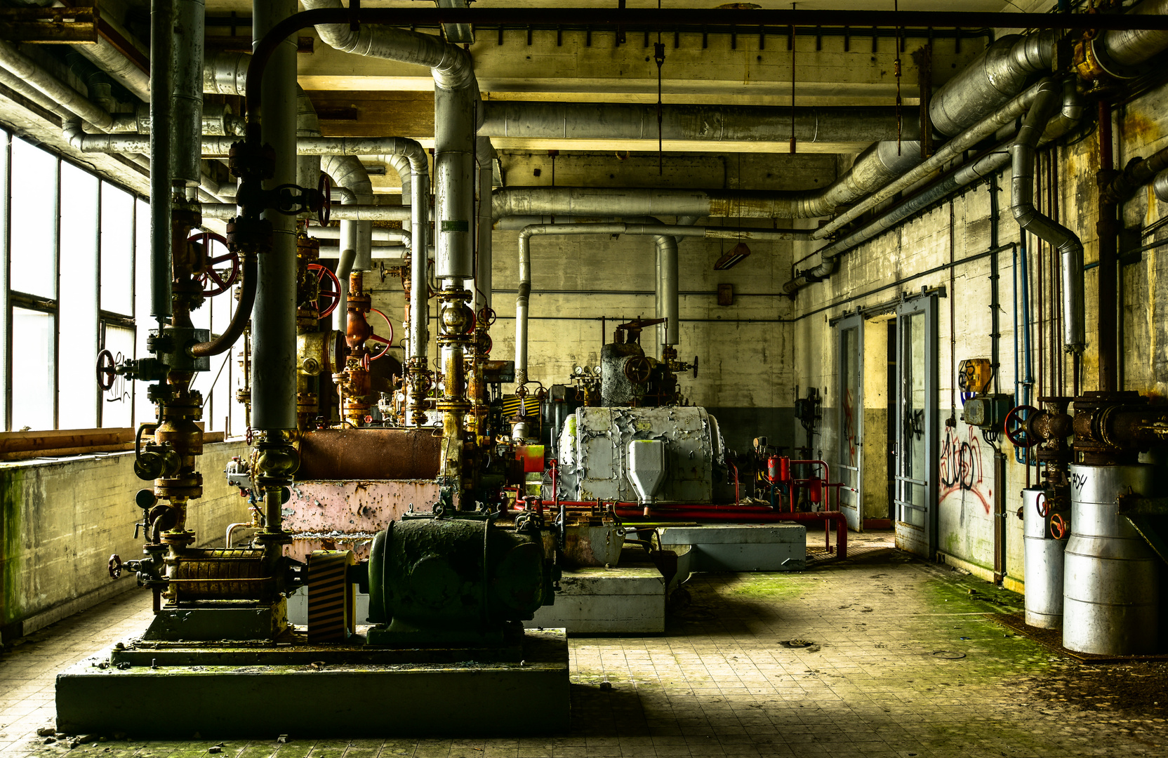 Fabrik 2 - Maschinenraum Foto & Bild | alt, lost places, verlassen ...